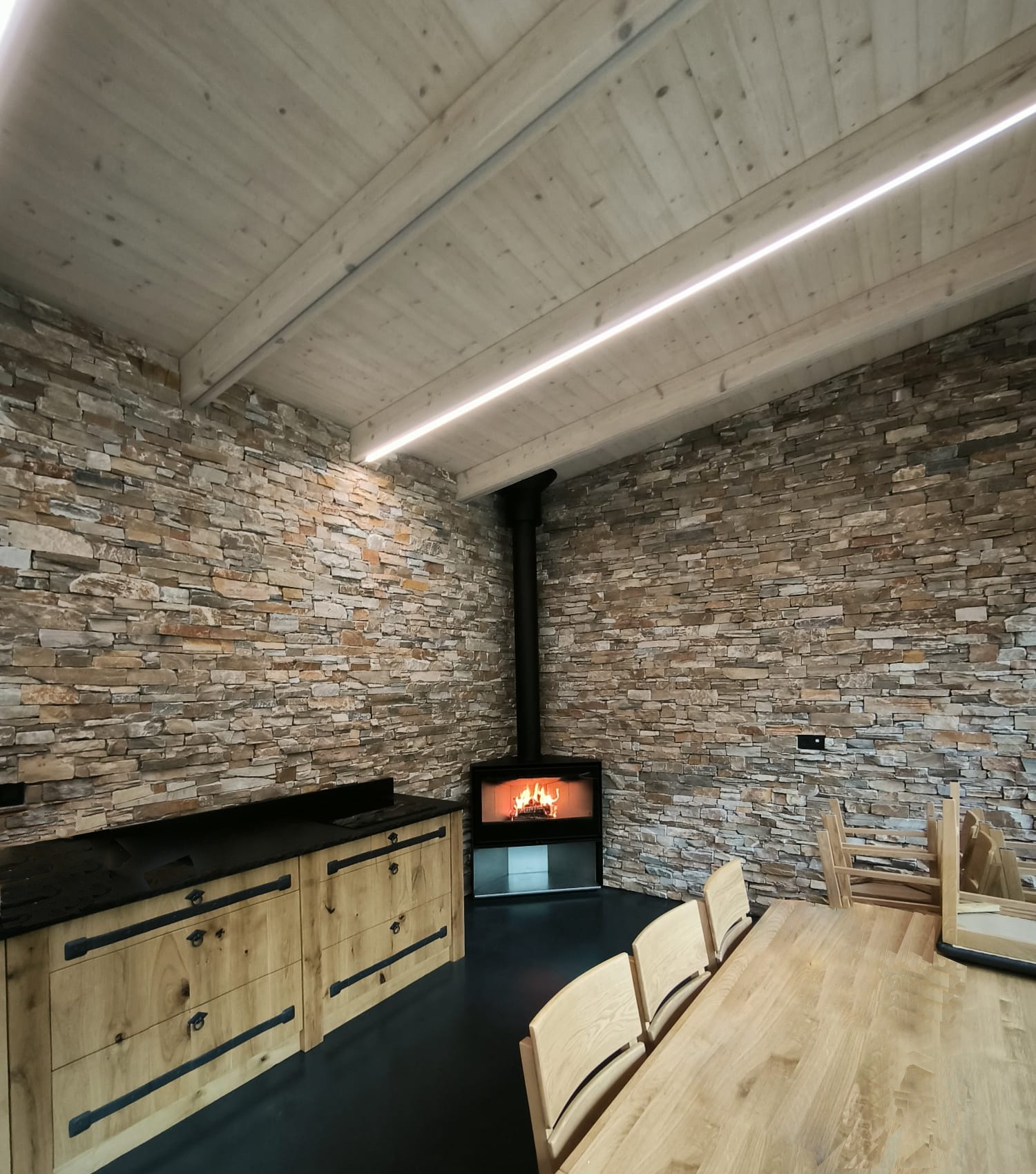 Habit 100 R s dřevníkem | Flamen Czech Republic, s.r.o.